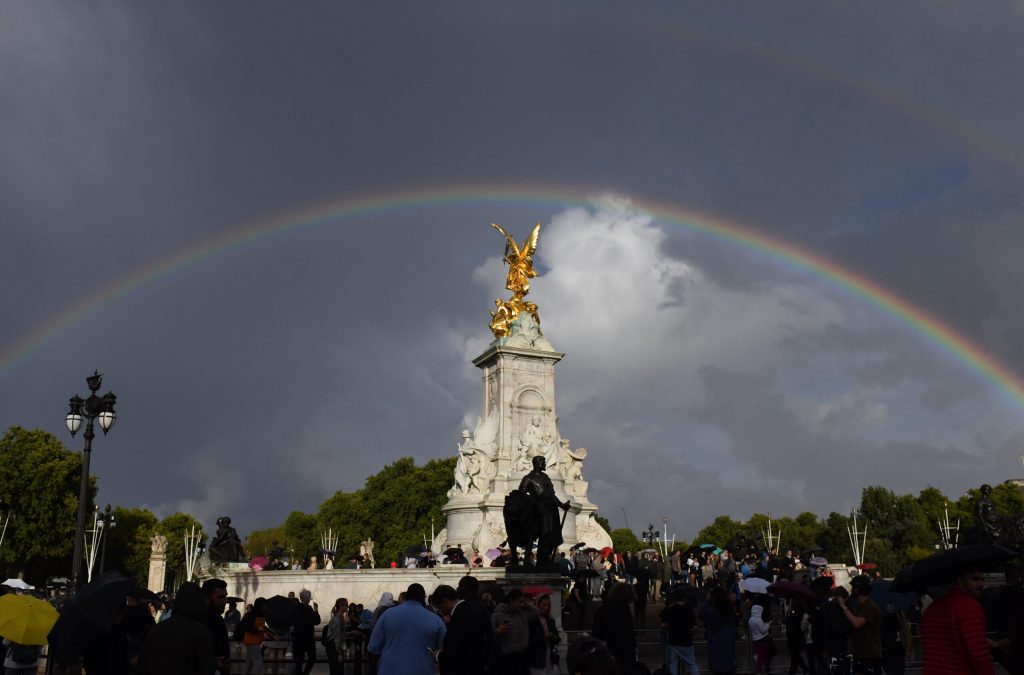 Double Rainbow Appears Over Buckingham Palace Just Before Queen