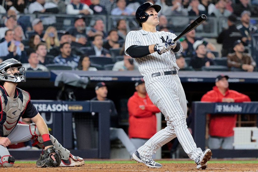 Anthony Rizzo Stays With Yankees - Signs $40 Million Contract ...