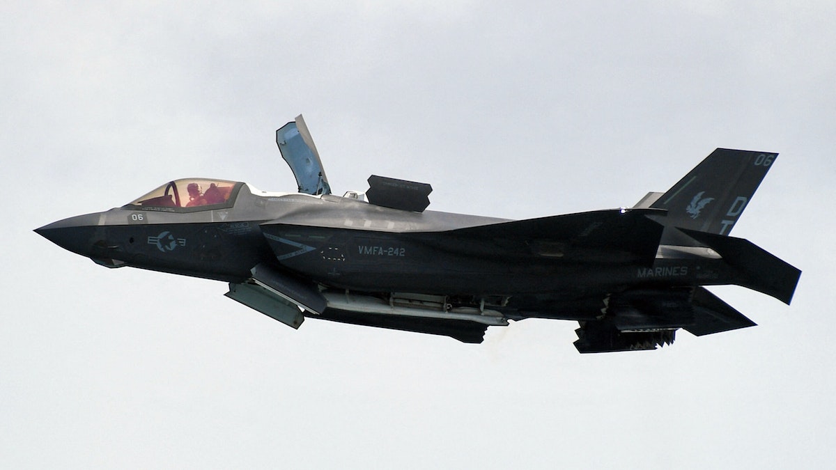 Video Shows F-35 Strike Fighter Crashing Into Ground In Texas, Pilot ...